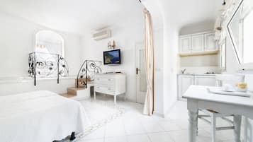 Estúdio superior, vista para o mar | 1 quarto, roupas de cama de algodão egípcio, roupas de cama premium