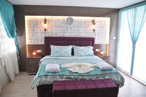 Roupa de alta qualidade, edredões de penas, cofre no quarto 