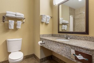 Quarto Standard, 2 camas queen-size, não fumadores, frigorífico e micro-ondas | Casa de banho | Artigos de higiene pessoal grátis, um secador de cabelo 