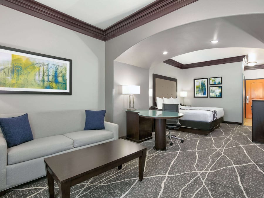 Roupa de alta qualidade, com mobília individualizada, secretária