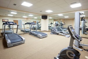 Centro de fitness do hotel com esteiras, elípticos e bicicleta ergométrica.