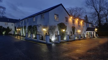 Um edifício de dois andares com uma placa indicando que é um bar e restaurante.