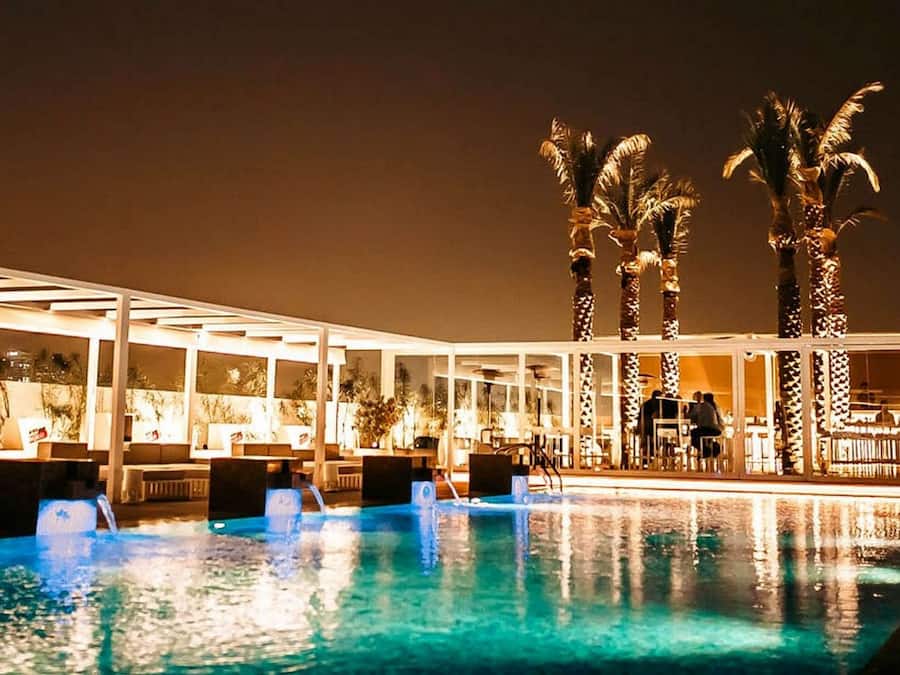 2 bares/lounges, um bar junto à piscina