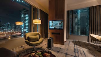 One-Bedroom Chill Out Suite | Área de estar | TV de tela plana