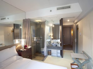 Quarto superior, 2 camas de solteiro | Cofres nos quartos, escrivaninha, cortinas blackout