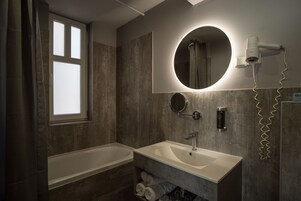 Quadruple Room with Air Conditioner | Banheiro | Chuveiro, secador de cabelo, toalhas de banho