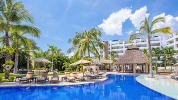 5 piscinas externas, funciona das 7h às 20h, barracas de cortesia
