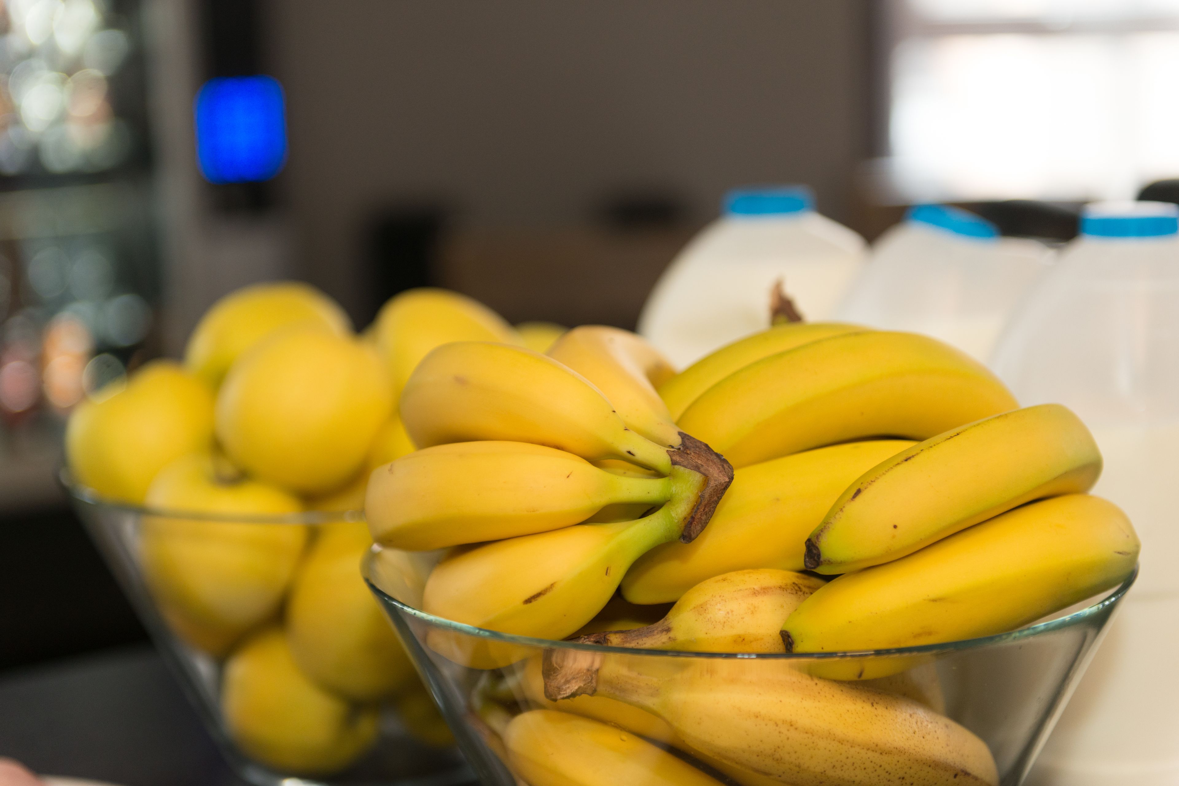 Uma tigela de vidro cheia de bananas.