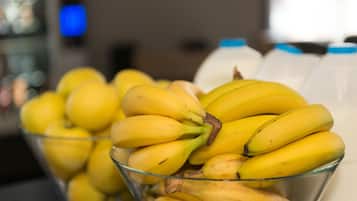 Uma tigela de vidro cheia de bananas.