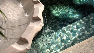 Detalhe de uma estrutura de pedra com água corrente.