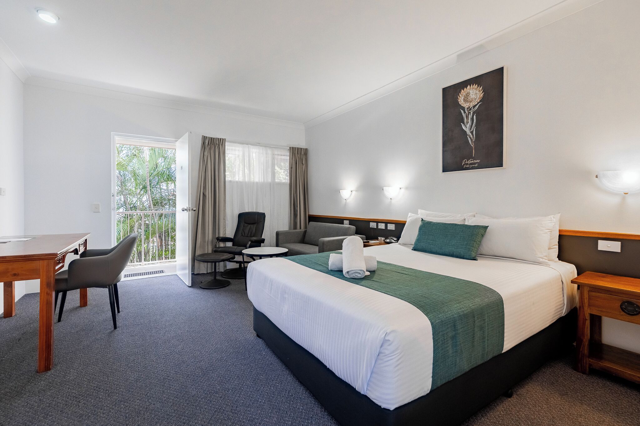 Upper Queen | Roupa de alta qualidade, camas de colchão pillowtop, minibar 