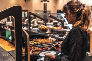 Pequeno-almoço tipo buffet diário (23 EUR por pessoa)