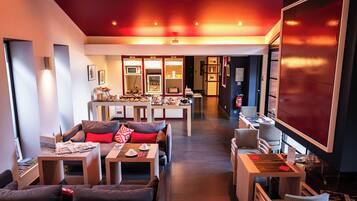 Café da manhã com buffet todos os dias (EUR 18 por pessoa)