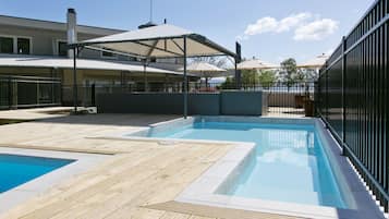 3 piscinas externas, piscina aquecida, guarda-sóis, espreguiçadeiras