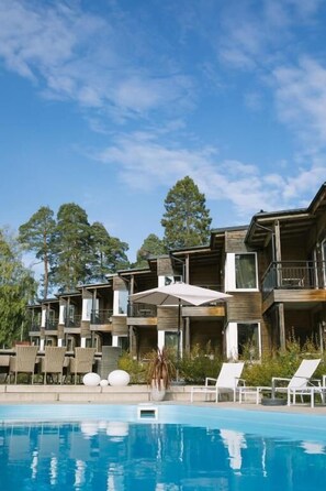 Piscina externa sazonal, funciona das 8h às 22h, guarda-sóis