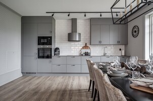 Vila superluxo | Cozinha privada | Geladeira grande, micro-ondas, fogão, cooktop
