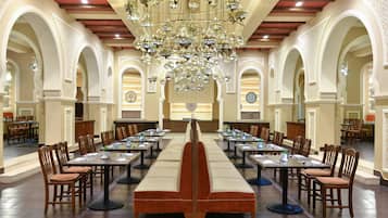 9 restaurantes: servem pequenos-almoços, almoços e jantares