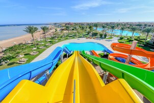 Piscina interior, 20 piscinas exteriores, guarda-sóis, espreguiçadeiras 