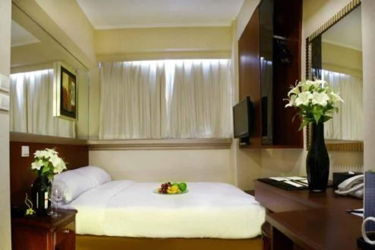 Camas com colchões pillow-top, cofres nos quartos, escrivaninha