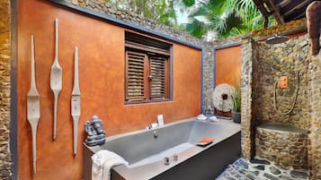 Quarto, 1 cama King (Banyan Tree Room) | Banheiro | Banheira e chuveiro separados, chuveiro com efeito de chuva