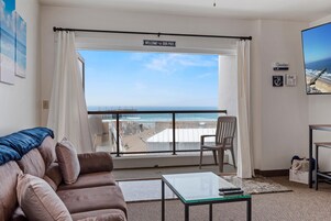Quarto, 1 quarto, vista para o oceano | Sala de estar | Smart TV de 42 polegadas com canais digitais 