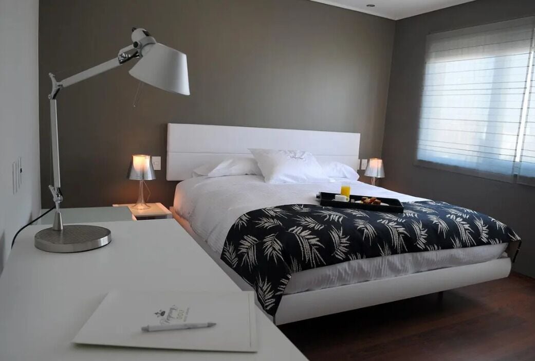 Roupas de cama premium, frigobar, cofres nos quartos