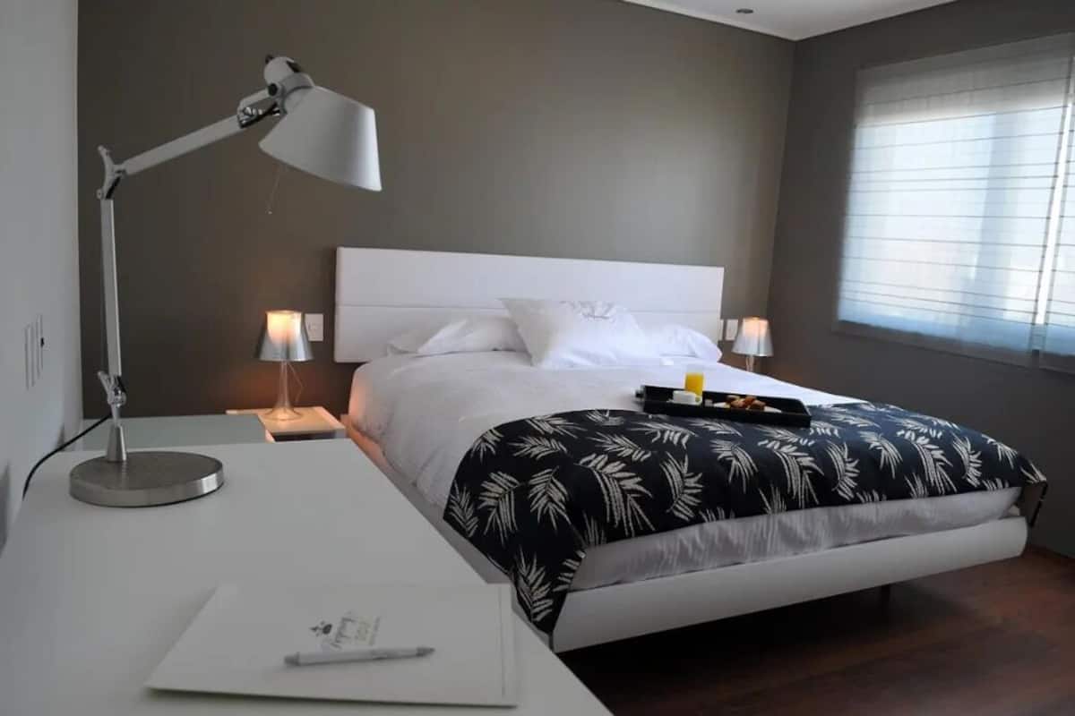 Roupas de cama premium, frigobar, cofres nos quartos