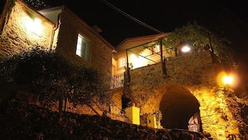 Fachada do alojamento (tarde/noite)