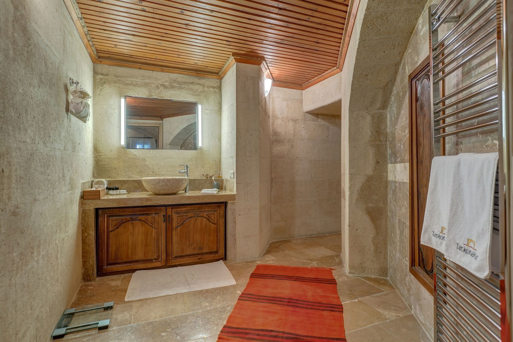 Banheiro | Chuveiro, produtos de toalete biodegradáveis, secador de cabelo 