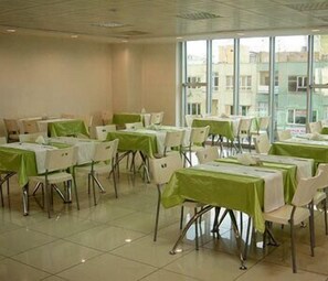 Café da manhã com buffet grátis todos os dias