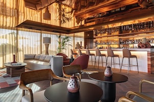 Este bar no terraço do hotel, com vista para o oceano