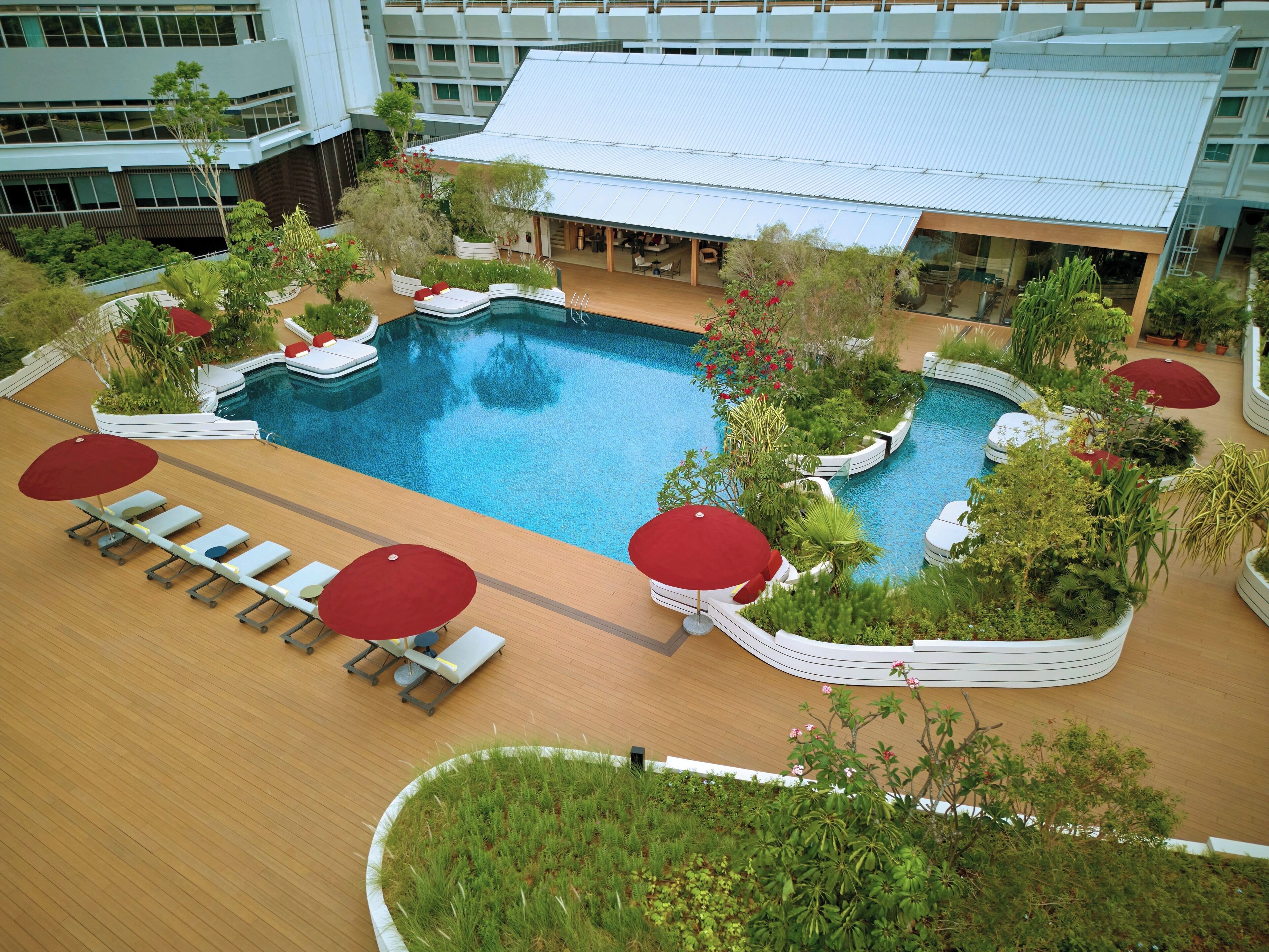 Piscina exterior, da(s) 7:00 à(s) 21:00, guarda-sóis, espreguiçadeiras 