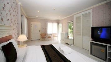 Villa Deluxe, vista para o jardim | Roupa de alta qualidade, minibar, cofre no quarto, secretária