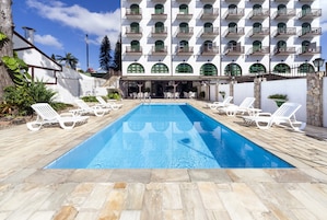 Piscina exterior, espreguiçadeiras 