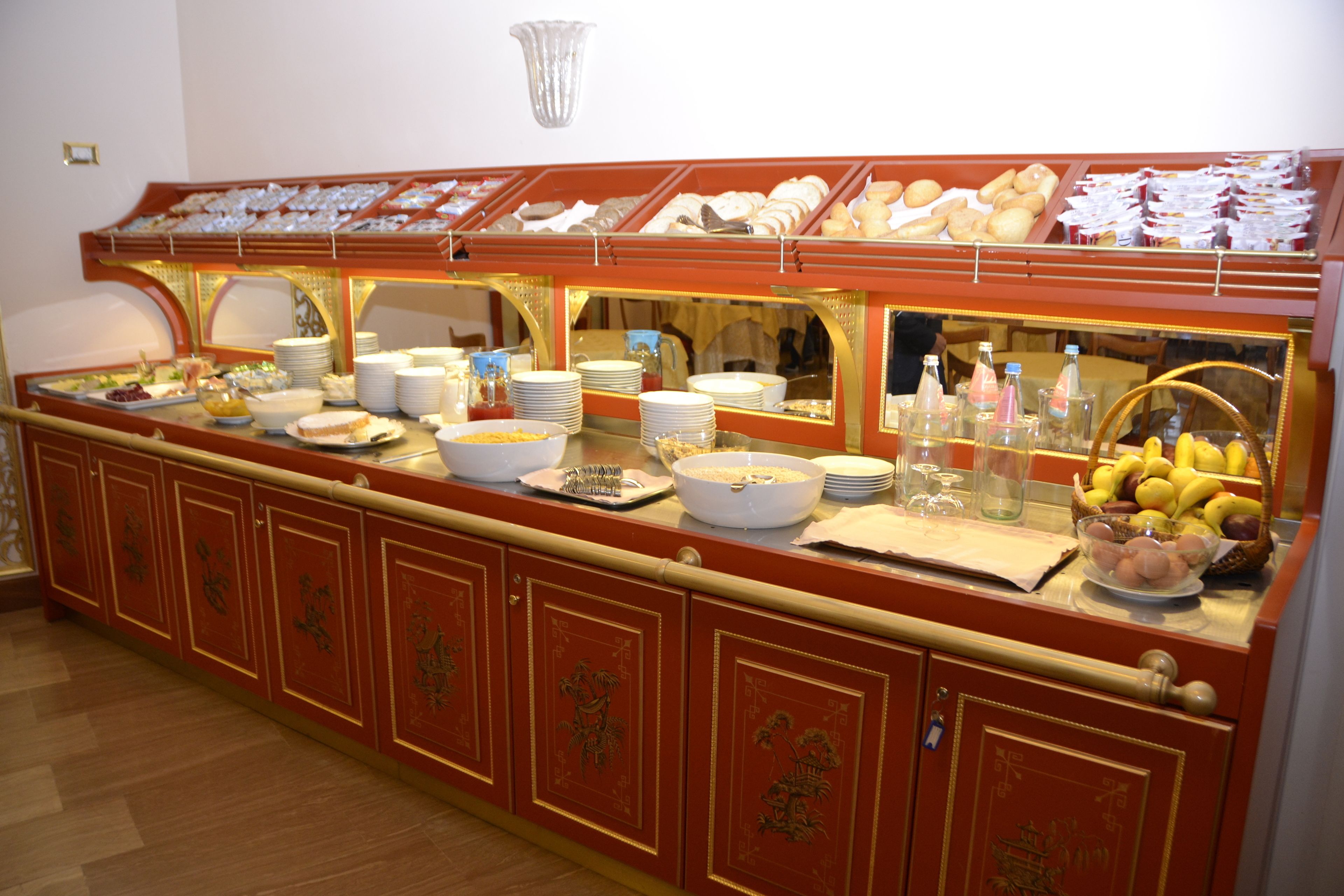 Um buffet com diversos alimentos e bebidas.