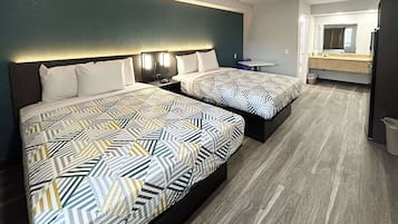 Secretária, cortinas/cortinados opacos, ferro/tábua de engomar