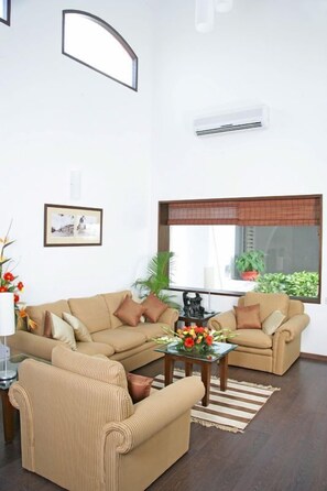 Apartamento, 3 quartos | Sala de estar | Televisor LCD de 26 polegadas com canais via satélite, televisor 