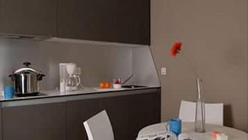 Geladeira, micro-ondas, cooktop, lava-louças