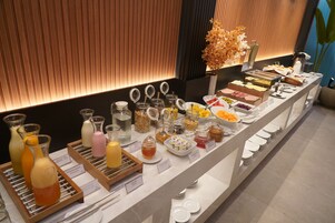 Café da manhã com buffet grátis todos os dias