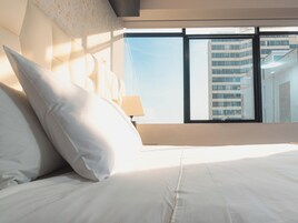 Quarto casal júnior, vista parcial para o oceano | 1 quarto, roupas de cama de algodão egípcio, roupas de cama premium