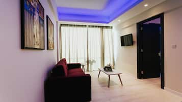 Frigobar, cofres nos quartos, escrivaninha, quartos à prova de som