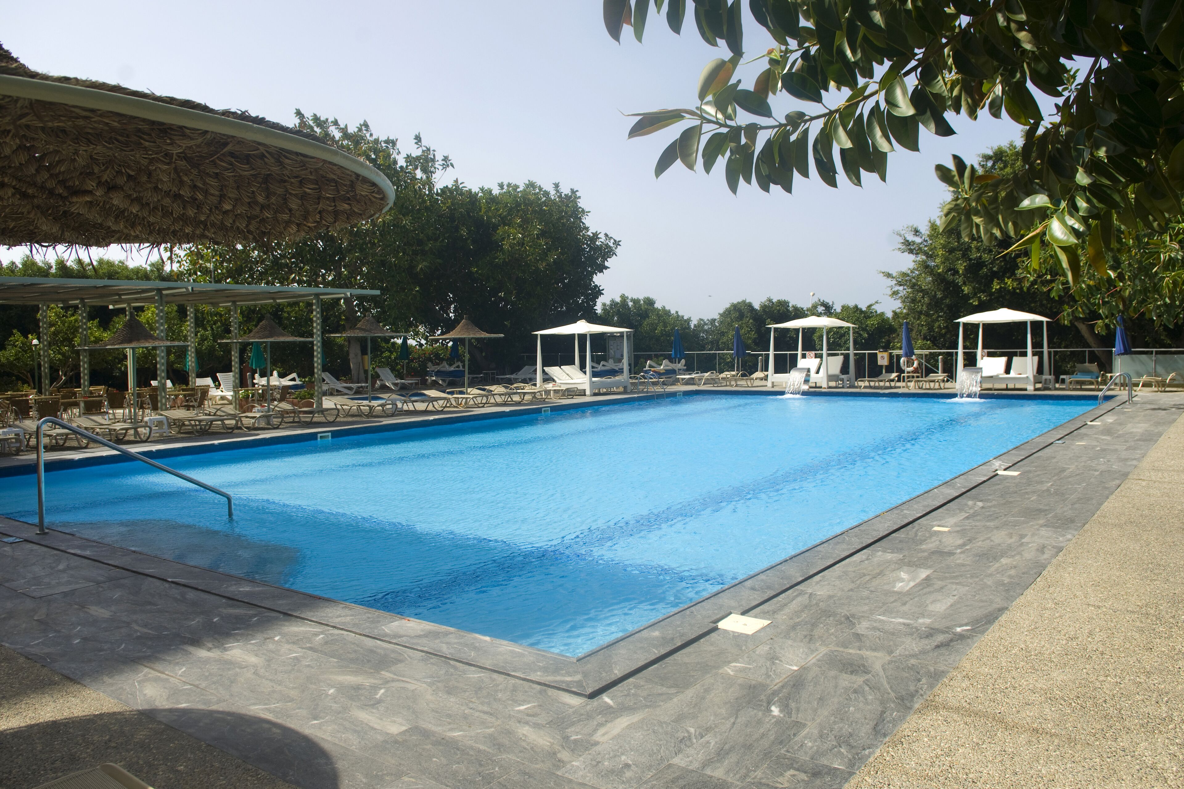 Piscina exterior, espreguiçadeiras 