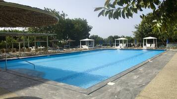 Piscina exterior, espreguiçadeiras