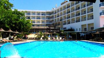 Piscina exterior, espreguiçadeiras