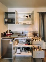 Um frigorífico/congelador grande, um micro-ondas, uma placa de cozinha 