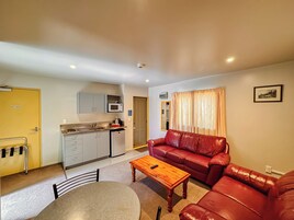 Quarto Standard, 1 quarto | Sala de estar | Televisor LED de 32 polegadas com canais via satélite, televisor 