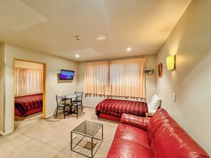 One Bedroom Twin Unit | Área de estar | TV LED 32 polegadas com canais via satélite, TV