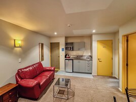 One Bedroom Twin Unit | Sala de estar | Televisor LED de 32 polegadas com canais via satélite, televisor 