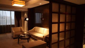 Suite Deluxe | Sala de estar | Televisor LCD de 50 polegadas com canais digitais, televisor