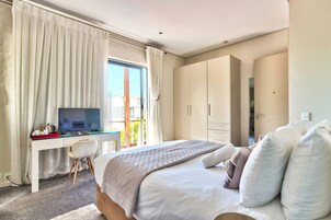 Quarto Deluxe, varanda | Roupa de alta qualidade, minibar, cofre no quarto, secretária 